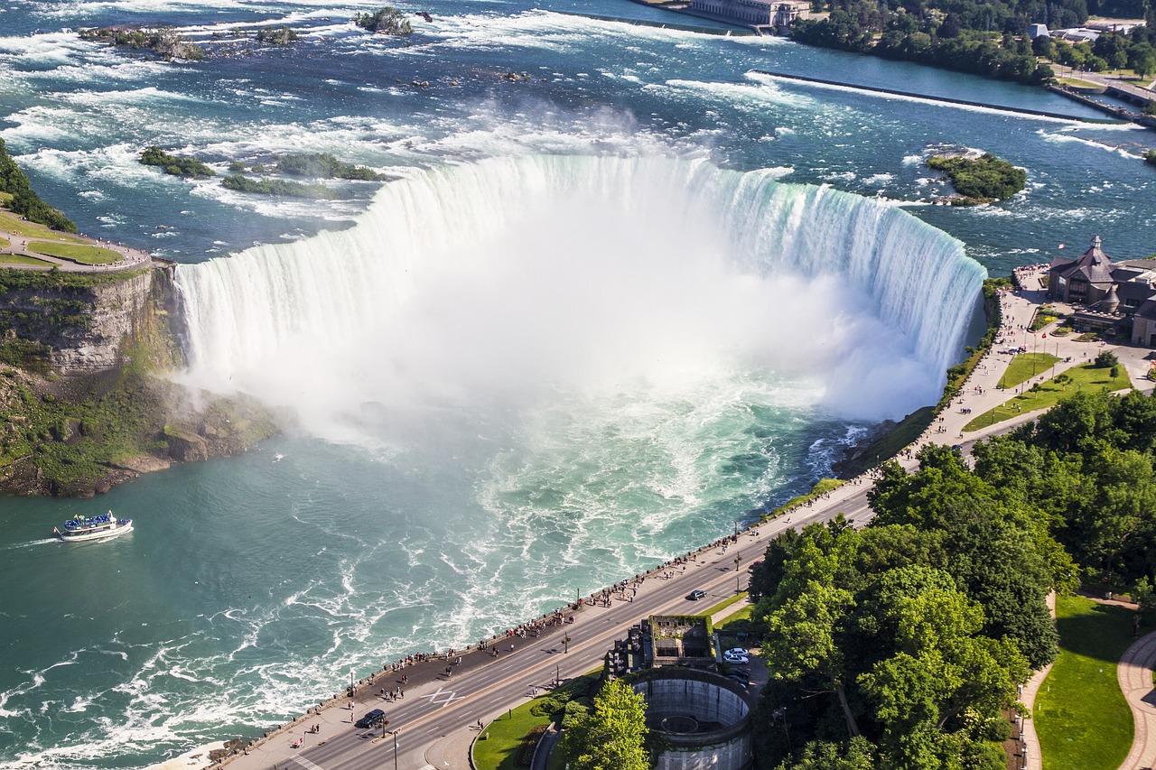 Taking The GO Train From Toronto To The Niagara Falls Is A No Brainer