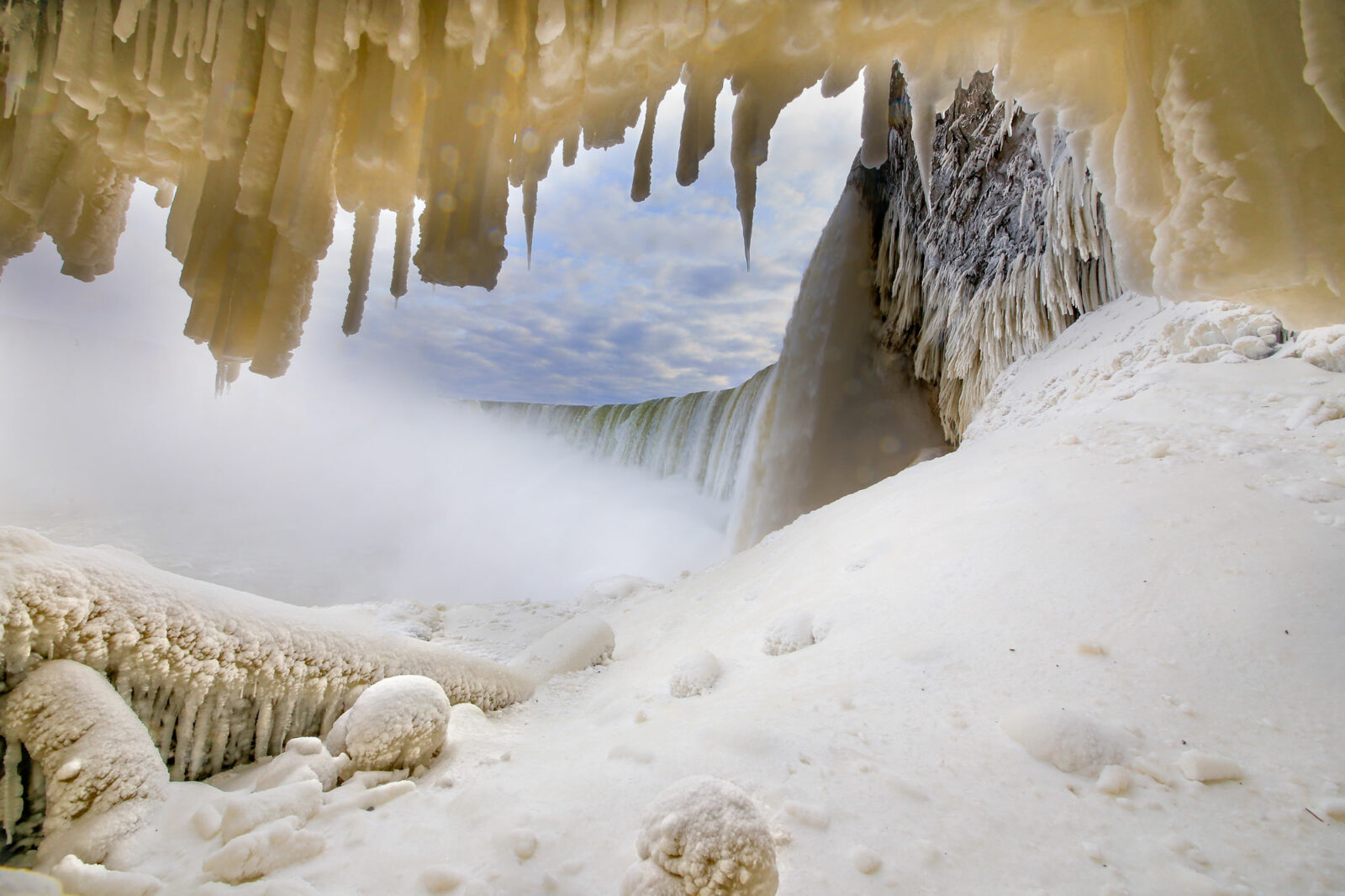 Niagara Falls Frozen Offers The Most Breathtaking Views - Niagara Falls ...